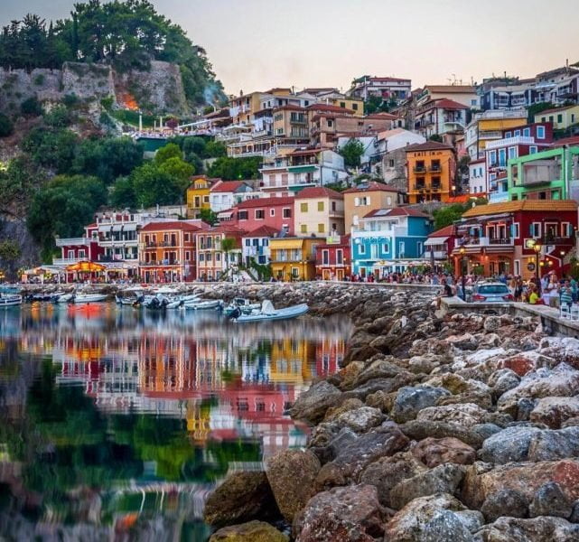 Η πολύχρωμη αντανάκλαση της Πάργας | Φωτογραφία της ημέρας | PargaNews ...
